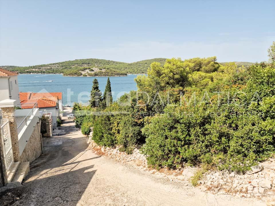 Tisno - Građevinsko zemljište s pogledom na more na odličnoj lokaciji ...