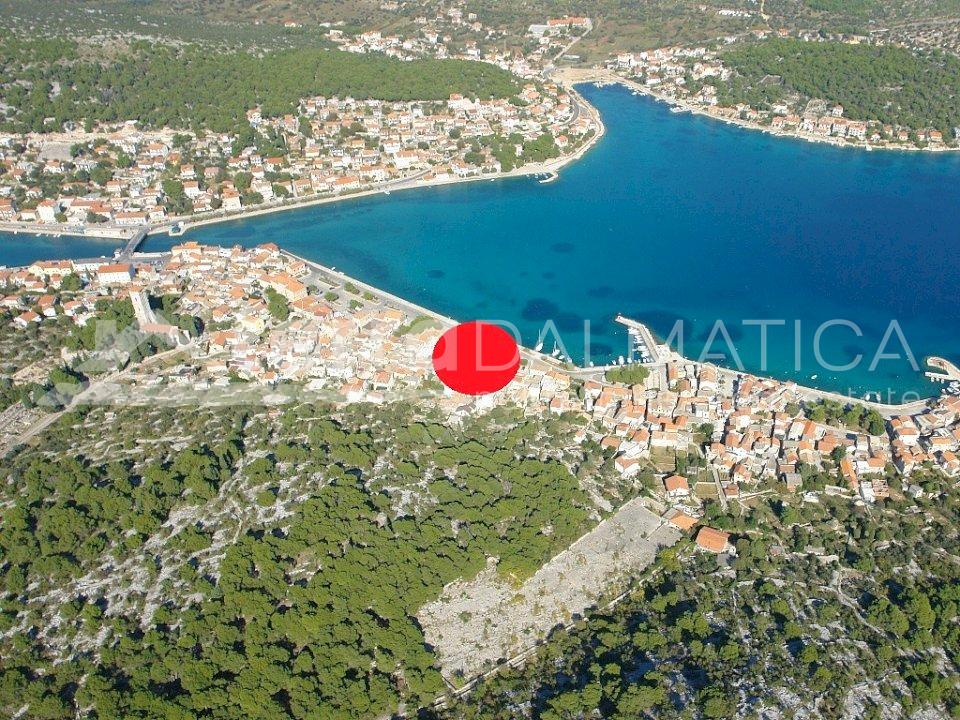 Tisno - Trošna kamena kuća na trgu u prvom redu do mora ...