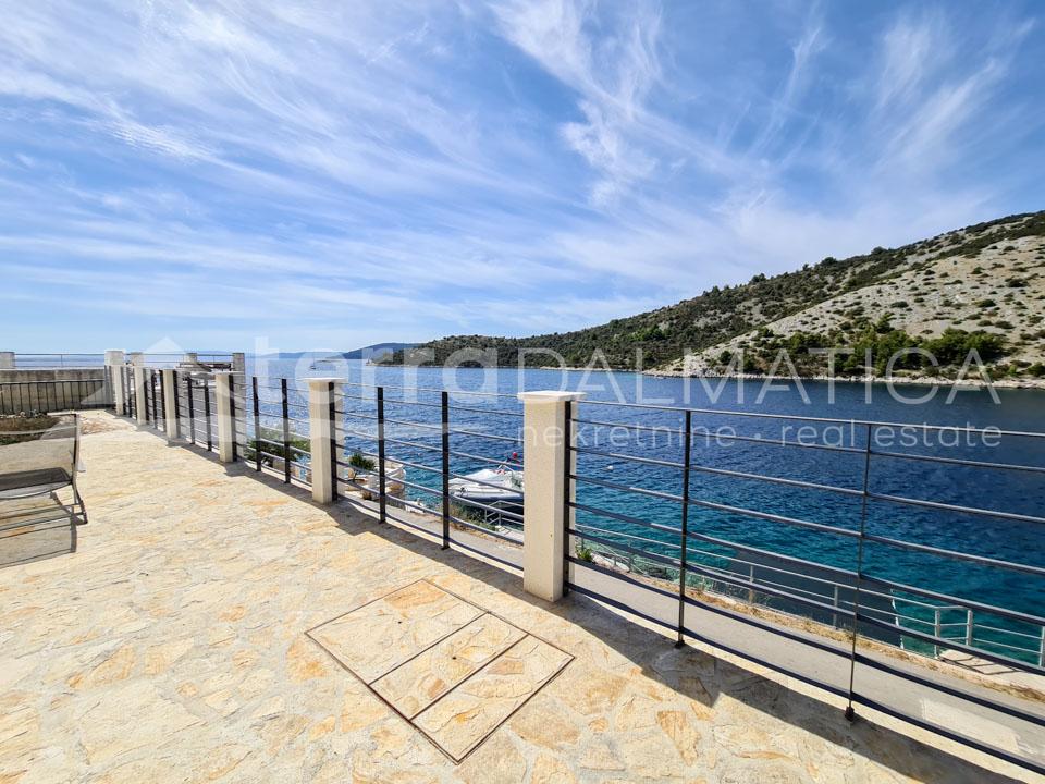 Vinisce, Croatia - Villa first row to the sea | TerraDalmatica real estate